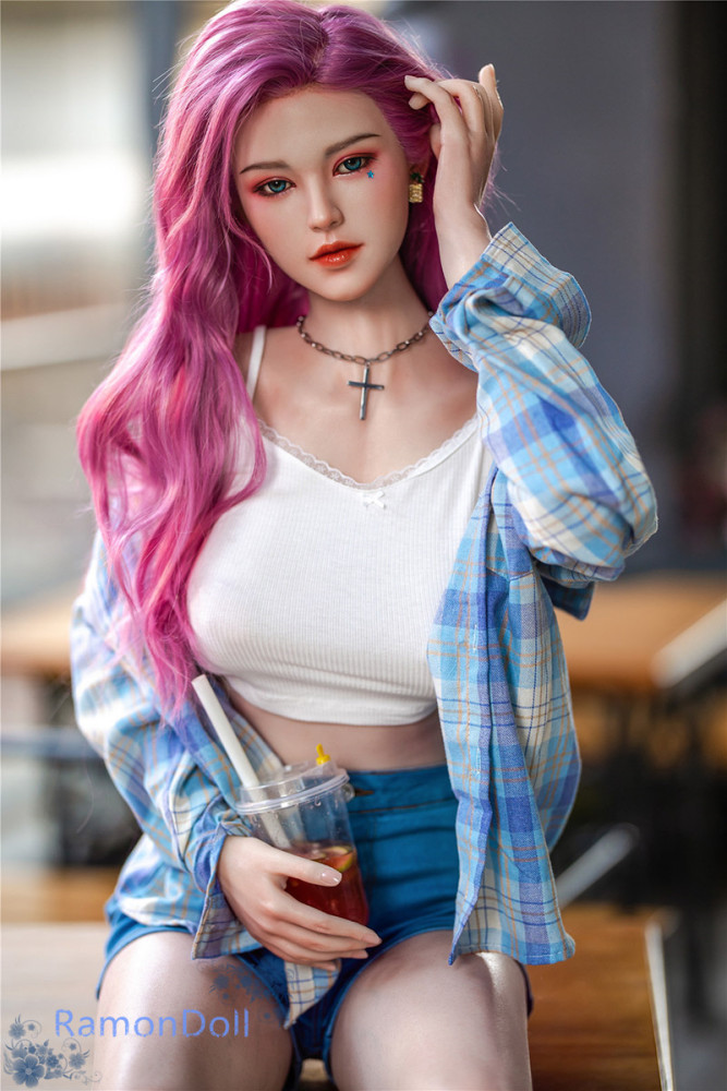 RealGirl C工場製 168cm Dカップ ピンクかつらを着ているコスプレラブドール