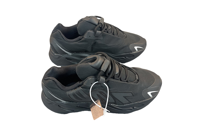 youngrich Y**zy Boost 700 MNVN Triple Black FV4440